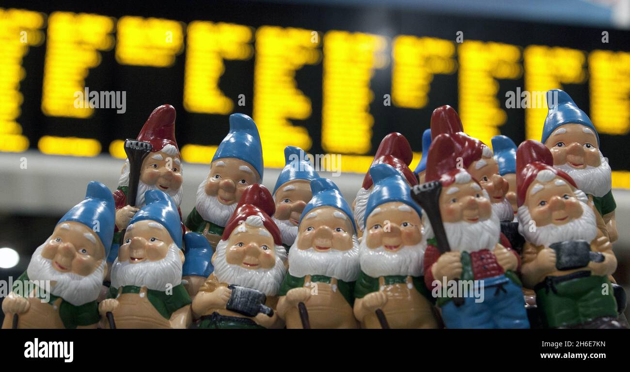 WORLD'S FIRST EVER GNOME FLASH MOB- Thousands of gnomes descend on ...