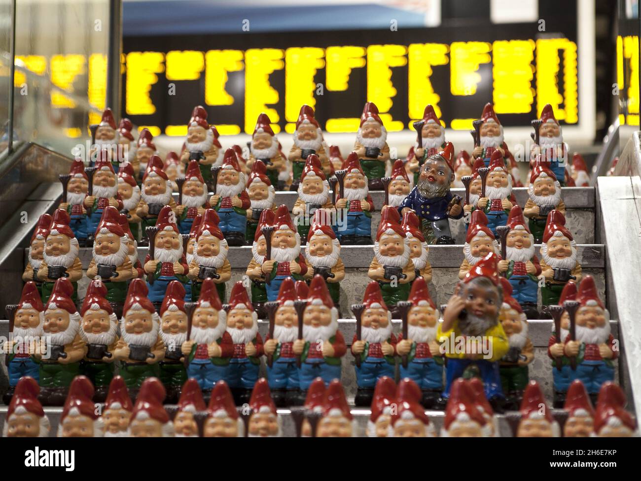 WORLD'S FIRST EVER GNOME FLASH MOB- Thousands of gnomes descend on ...