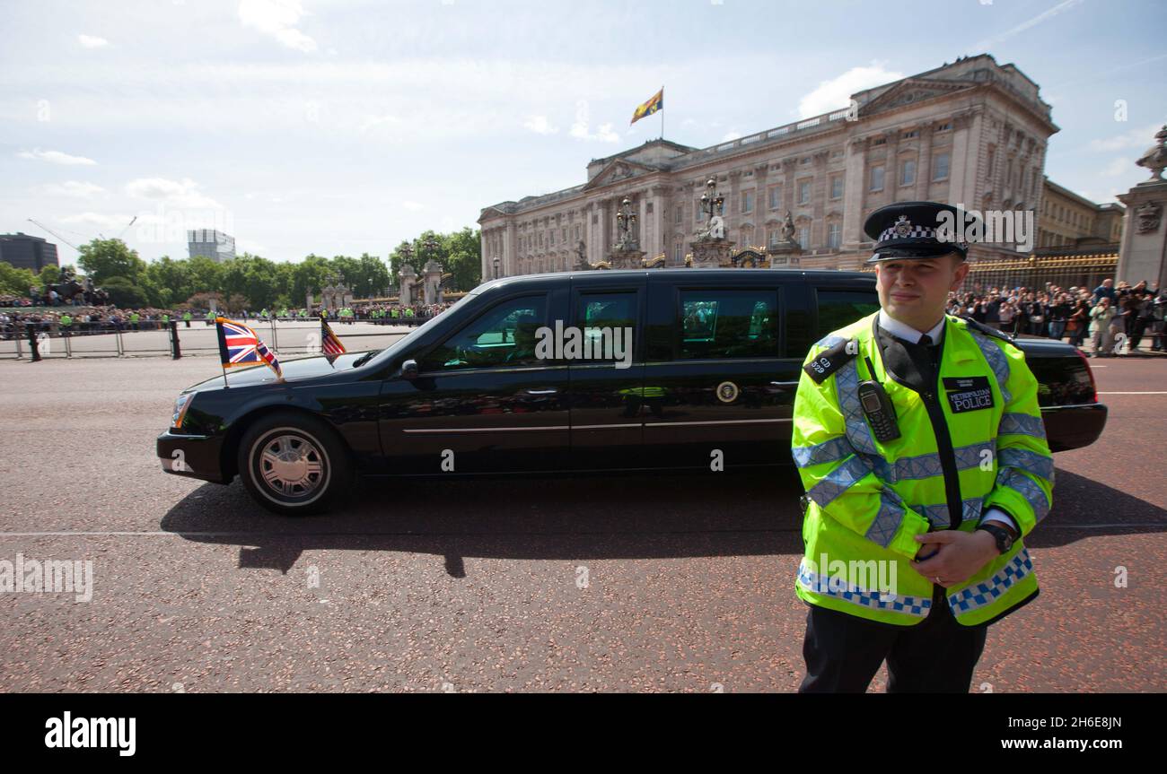 Barack Obama and his entourage arrive at Buckingham Palace in London ...