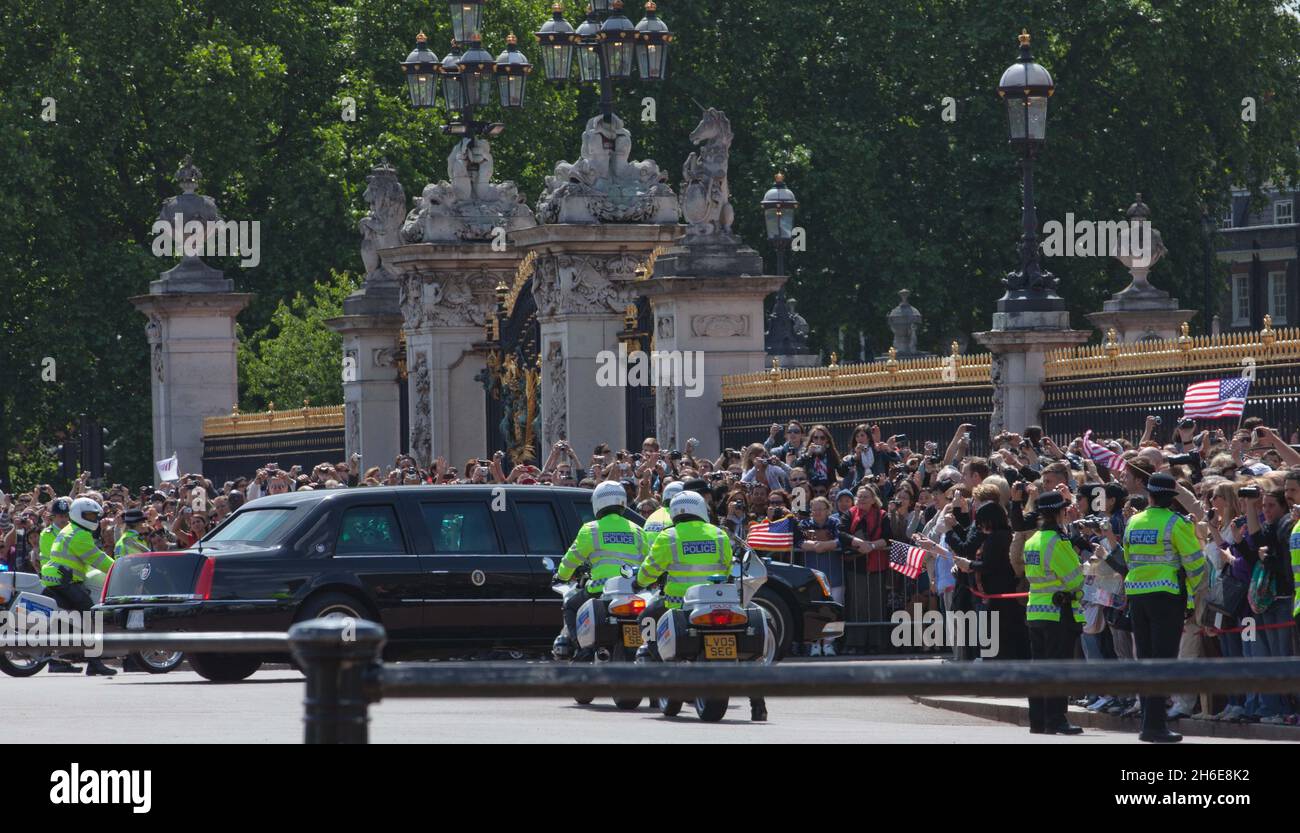 Barack Obama and his entourage arrive at Buckingham Palace in London ...
