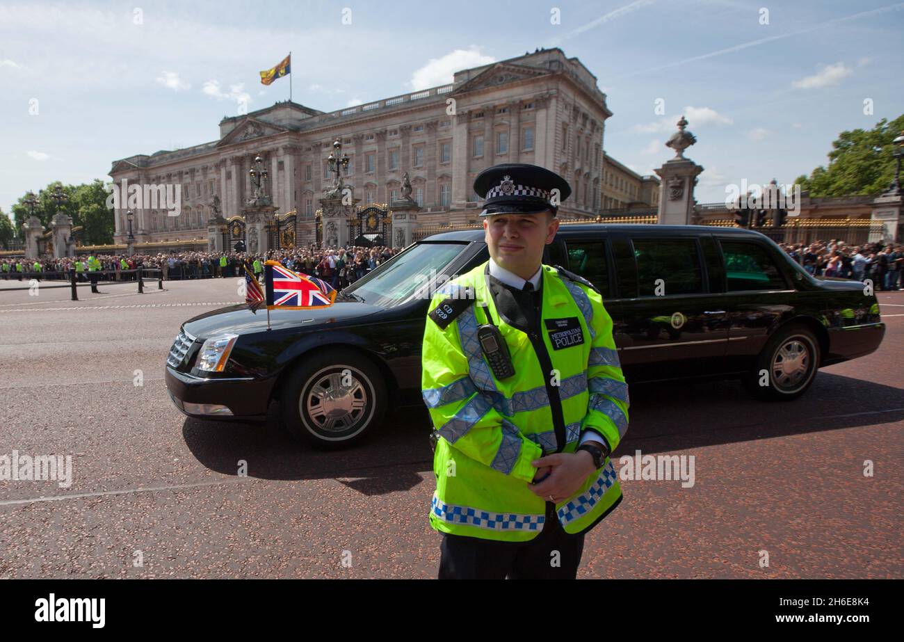 Barack Obama and his entourage arrive at Buckingham Palace in London ...