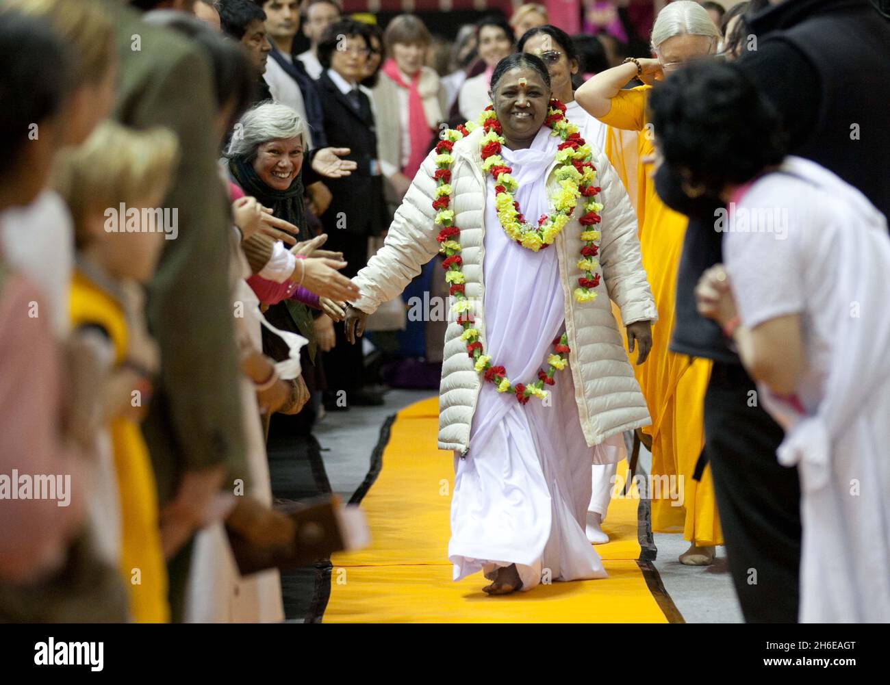 WOMAN WHO HAS HUGGED 30 MILLION PEOPLE- HUNDREDS of people will be ...