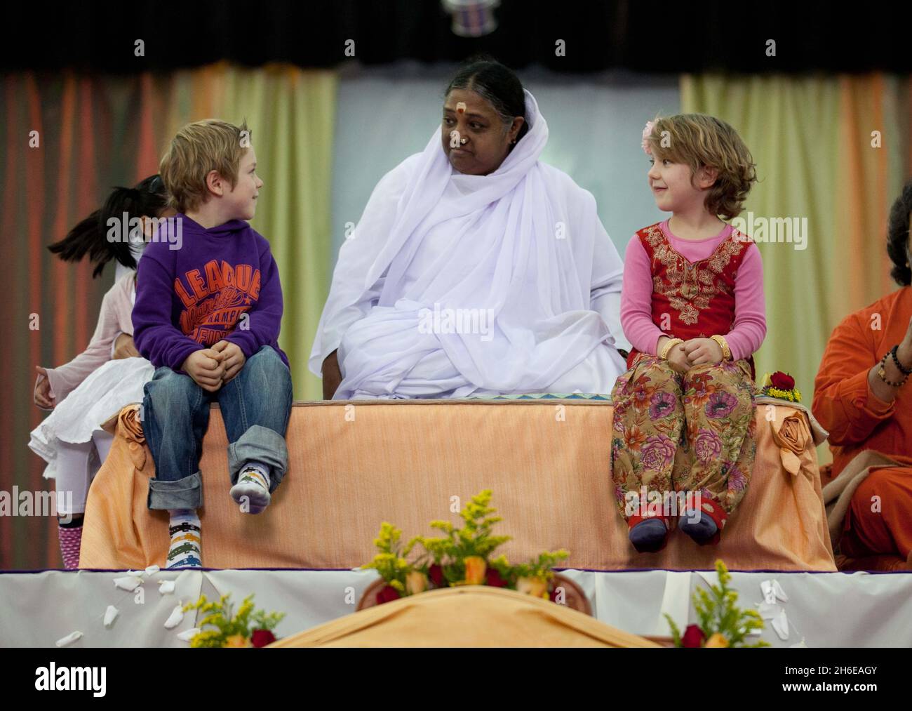 WOMAN WHO HAS HUGGED 30 MILLION PEOPLE- HUNDREDS of people will be ...