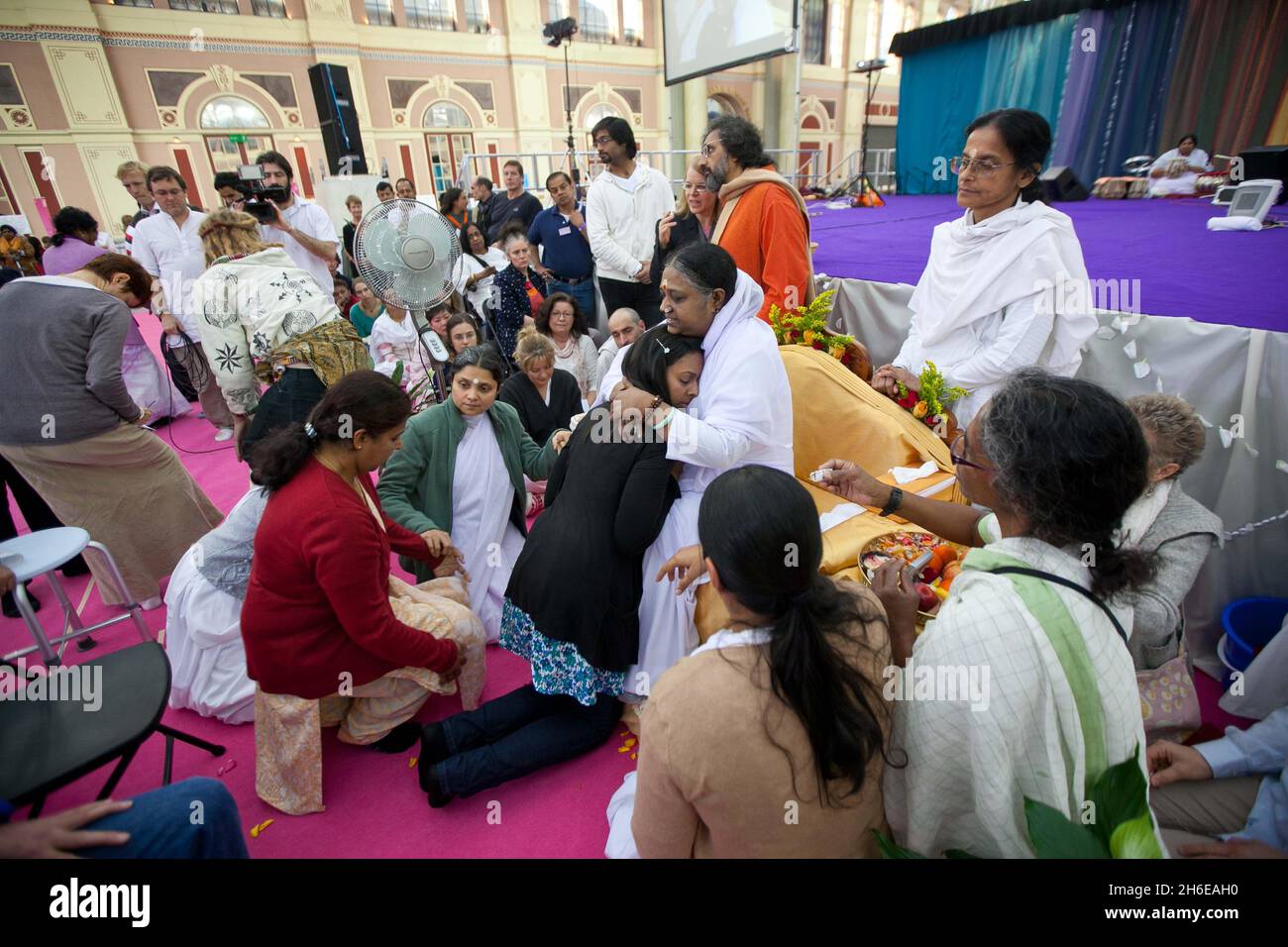 WOMAN WHO HAS HUGGED 30 MILLION PEOPLE- HUNDREDS of people will be ...
