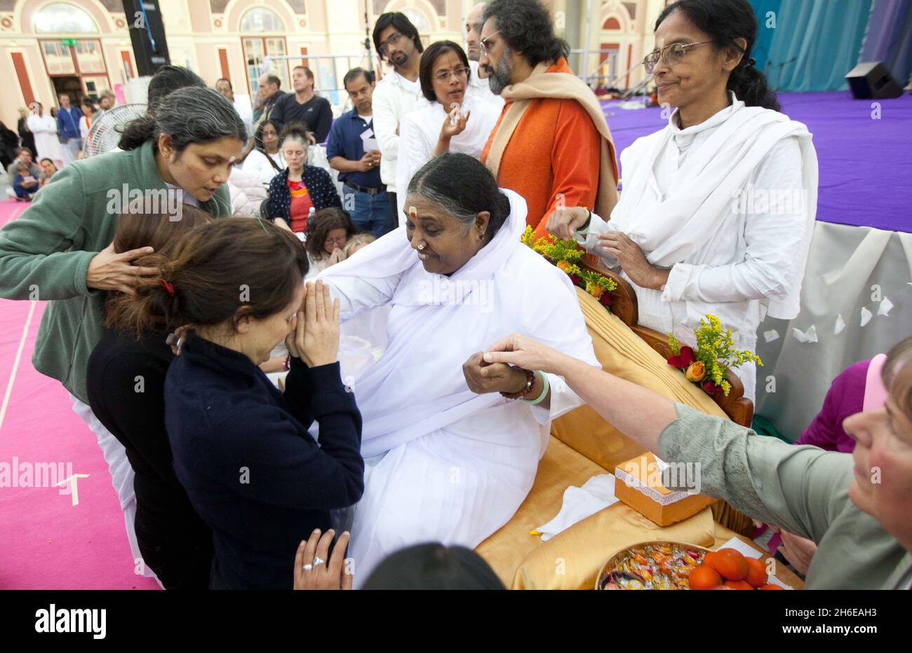 Amritanandamayi hi-res stock photography and images - Alamy
