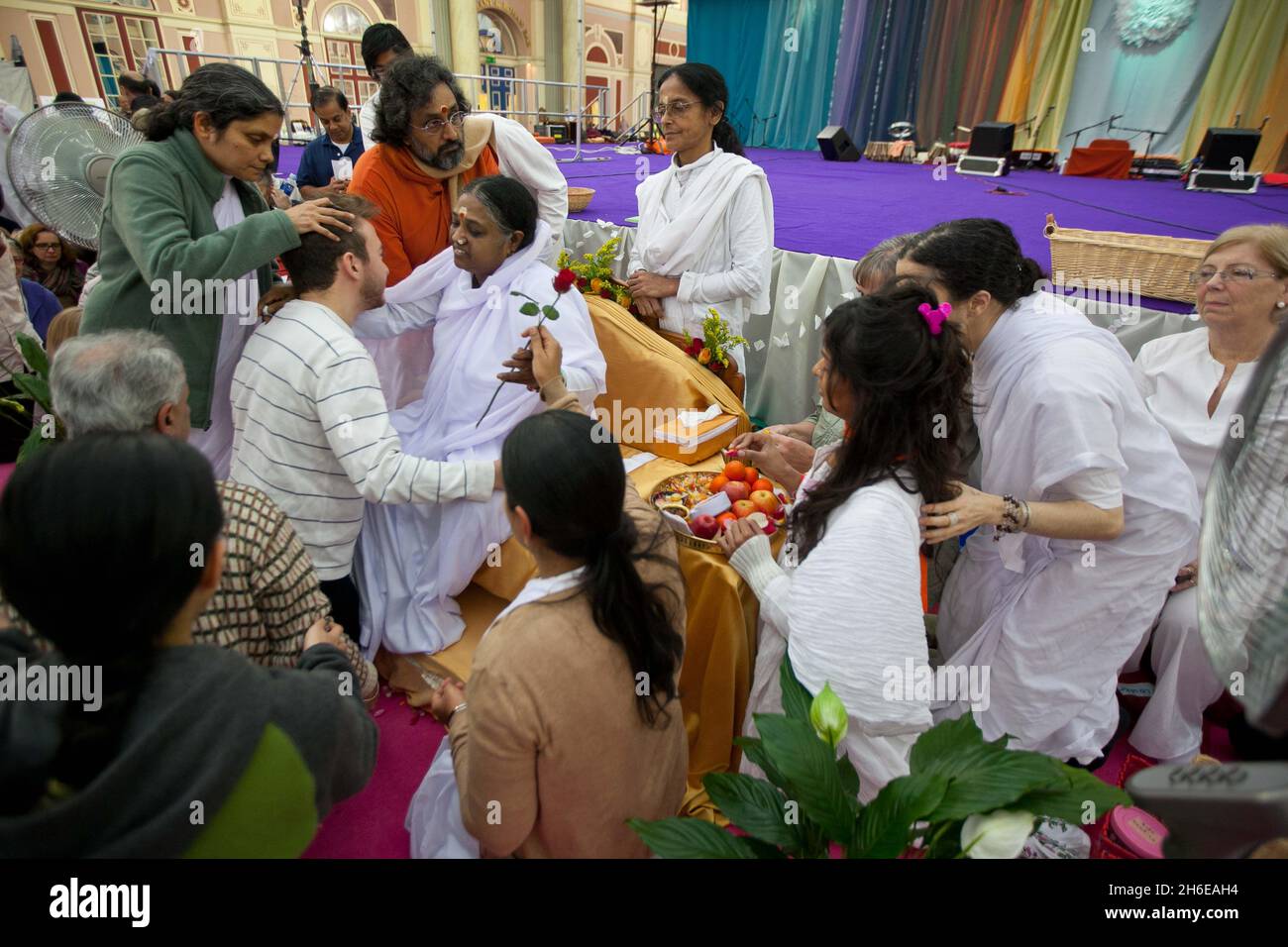 WOMAN WHO HAS HUGGED 30 MILLION PEOPLE- HUNDREDS of people will be ...