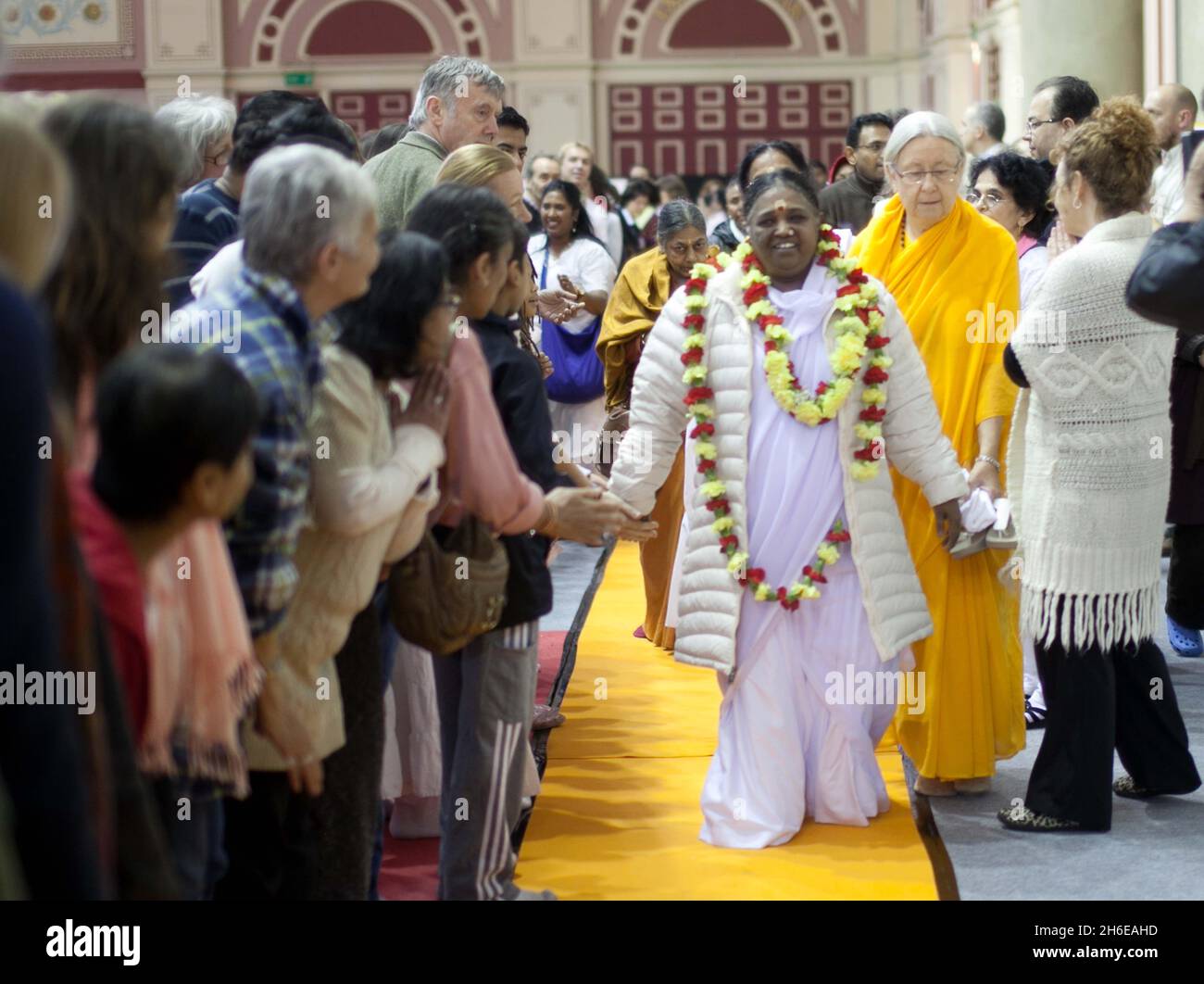 WOMAN WHO HAS HUGGED 30 MILLION PEOPLE- HUNDREDS of people will be ...