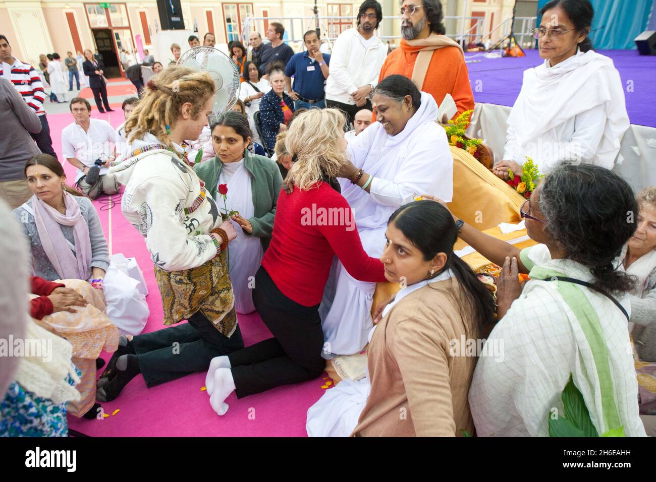 WOMAN WHO HAS HUGGED 30 MILLION PEOPLE- HUNDREDS of people will be ...