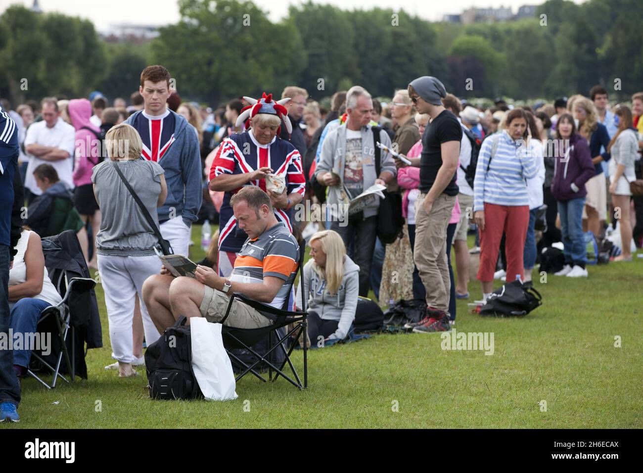 Tennis fans prepare for Andy Murrays Centre Court match during day 2 of ...