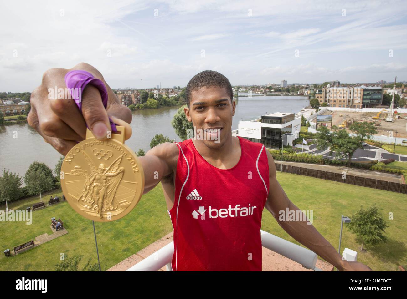 Anthony joshua olympic gold medalist hi-res stock photography and ...