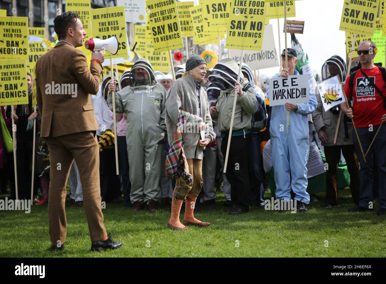 News protest bees hi-res stock photography and images - Alamy