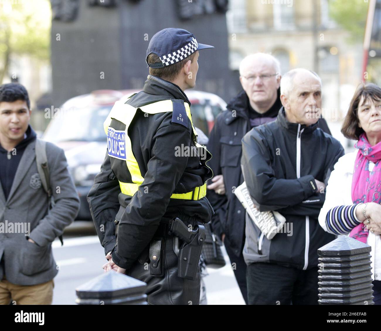 Armed police stand outside hi-res stock photography and images - Alamy