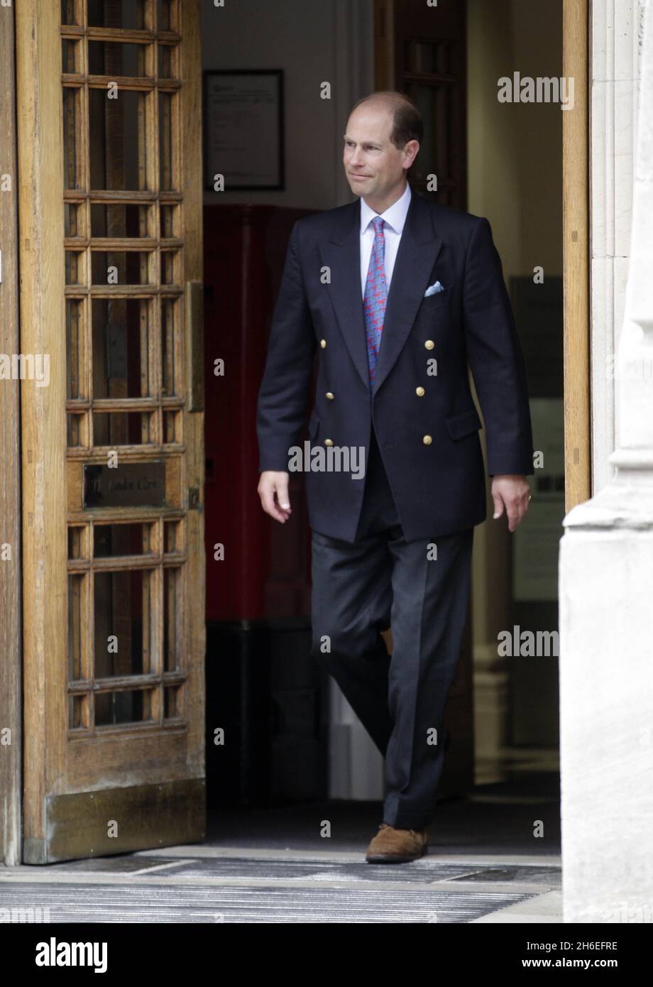 Prince Edward leaves the London Clinic after visiting his father The ...