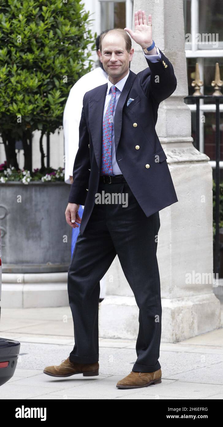 Prince Edward leaves the London Clinic after visiting his father The ...