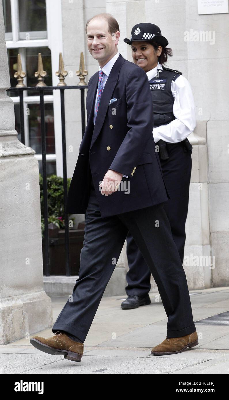 Prince Edward leaves the London Clinic after visiting his father The ...