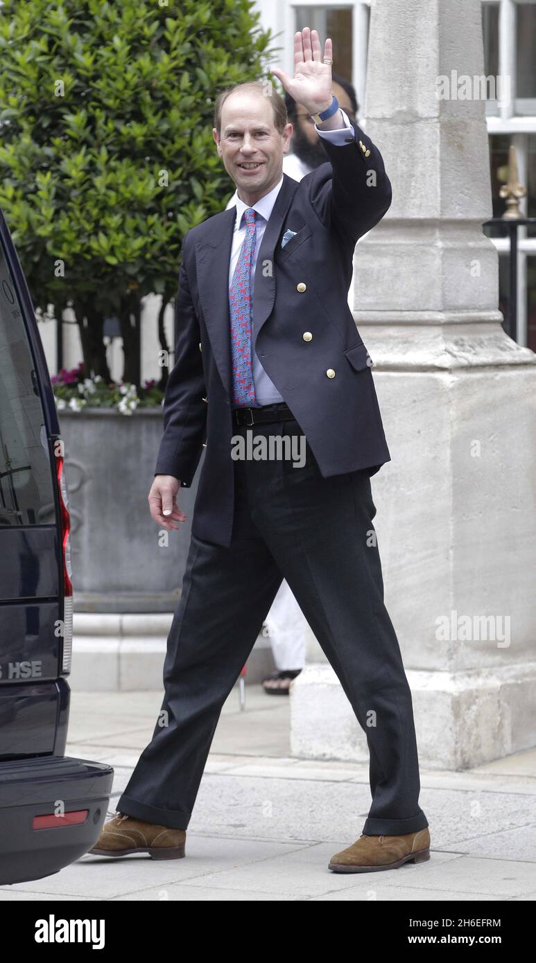 Prince Edward leaves the London Clinic after visiting his father The ...