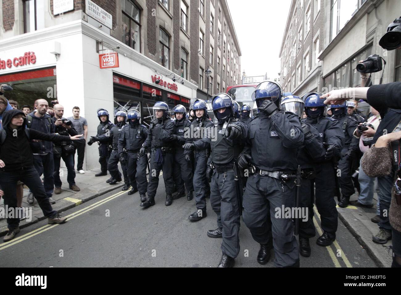 Riot police block off Golden Square in Soho Stock Photo - Alamy
