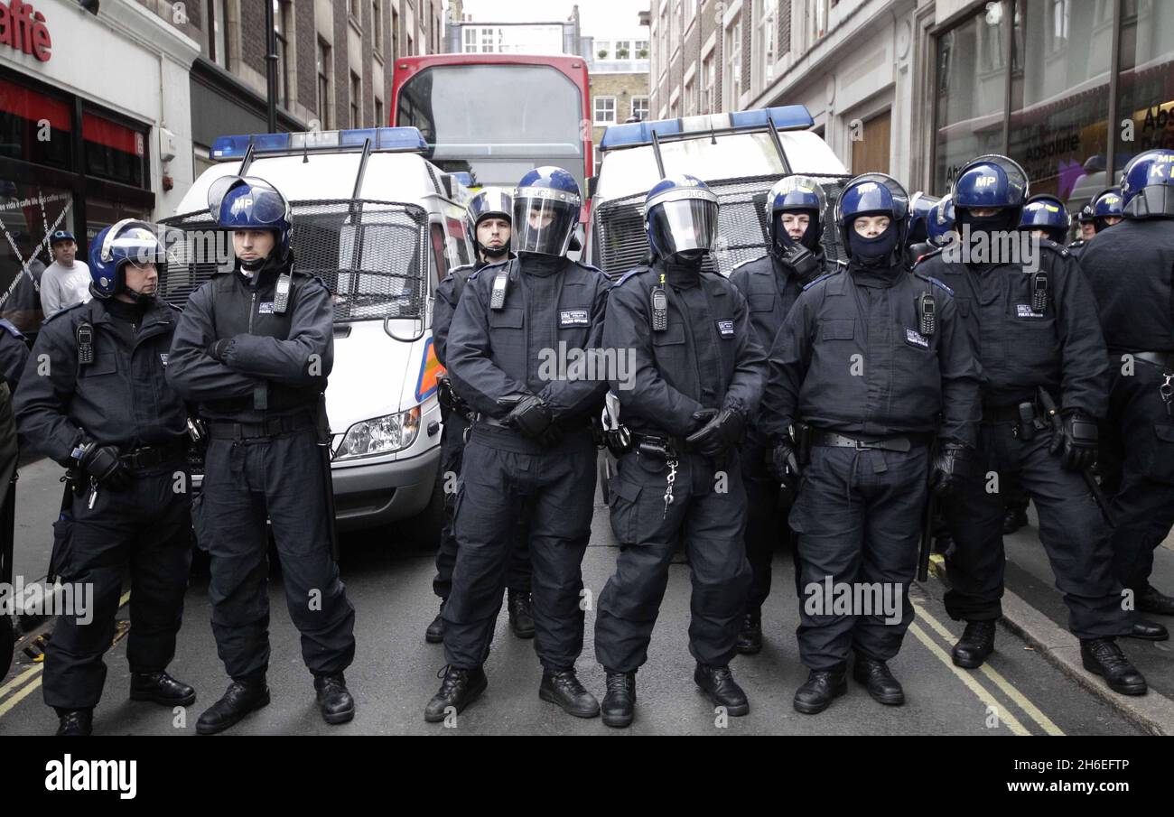 Riot police block off Golden Square in Soho Stock Photo - Alamy