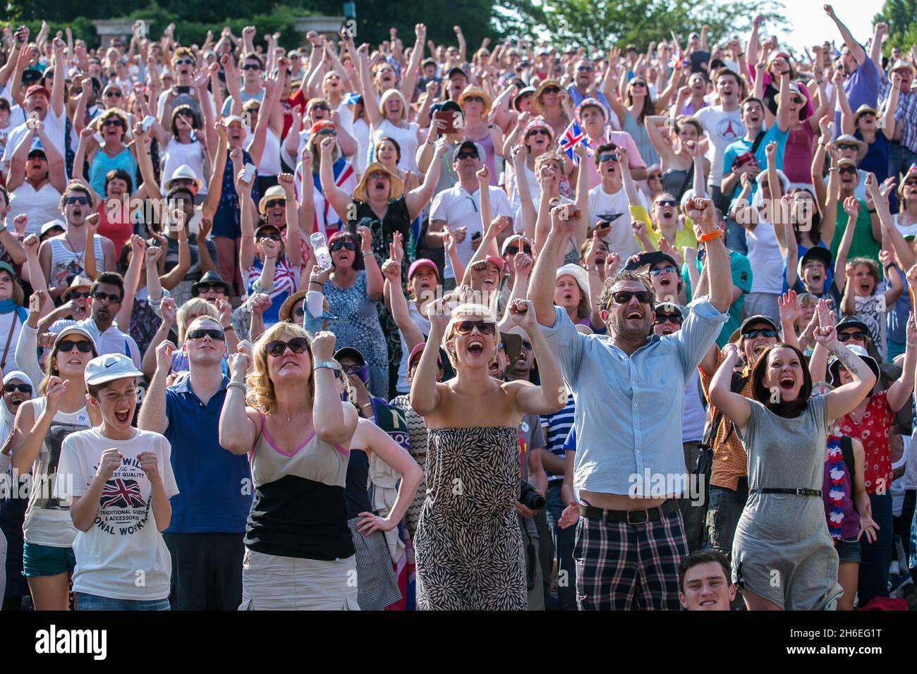 Fans on Murray Mound celebrate as Great Britain's Andy Murray defeats ...