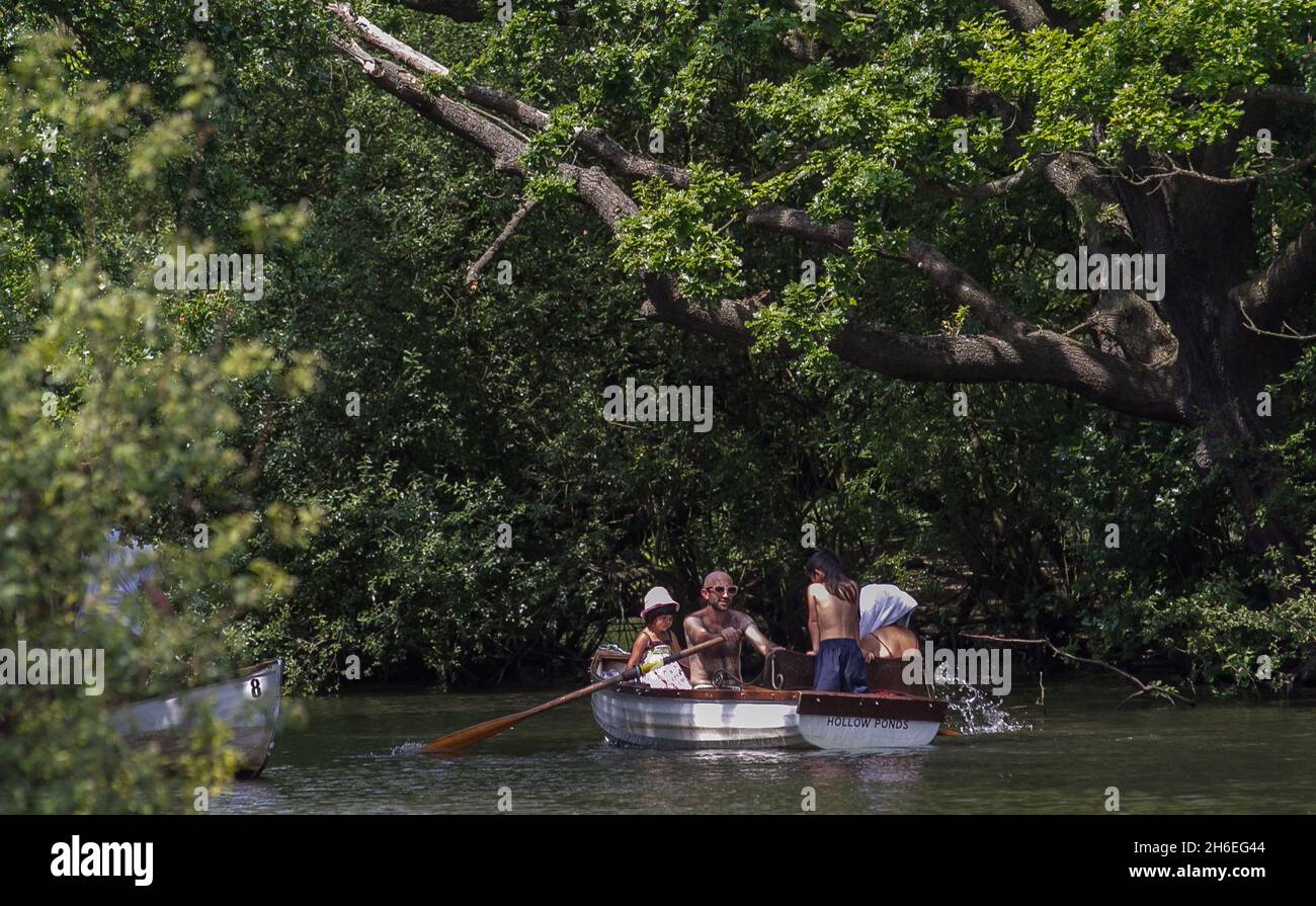 Hollow ponds boating hi-res stock photography and images - Alamy