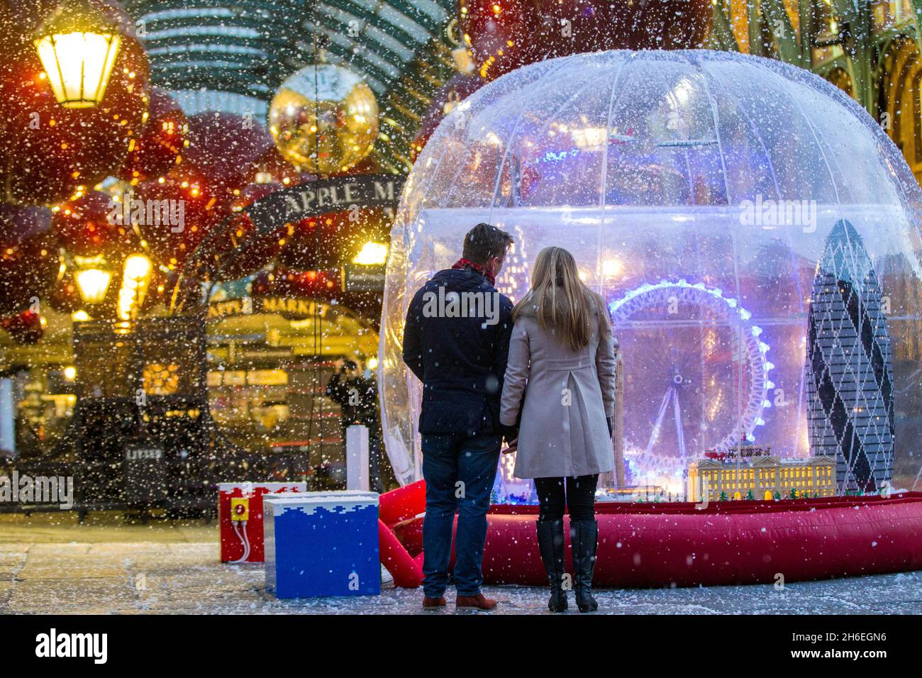 London's first winter "€˜snowfalls"€™ land in Covent Garden'€™s West ...