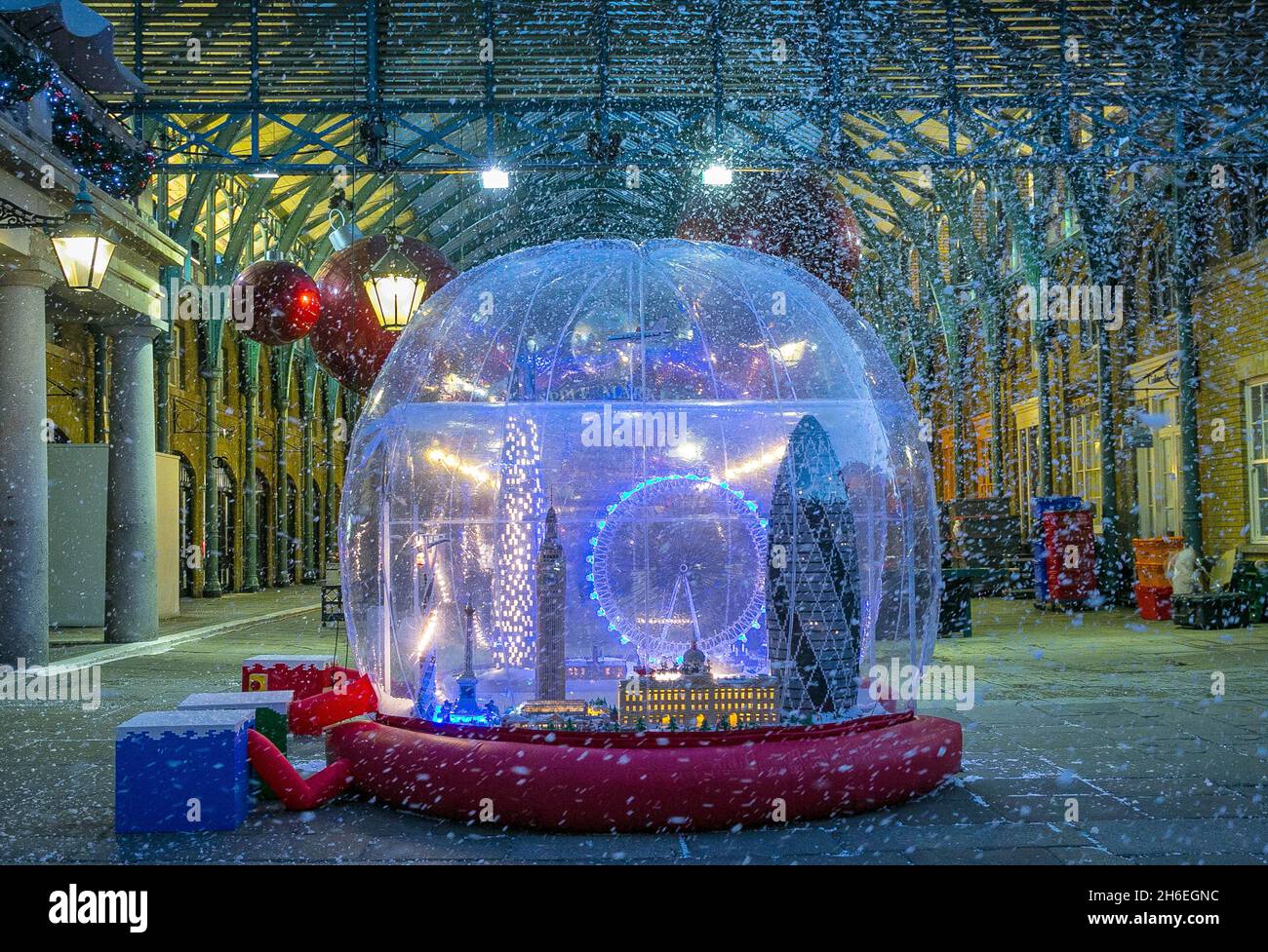 London's first winter "€˜snowfalls"€™ land in Covent Garden'€™s West ...