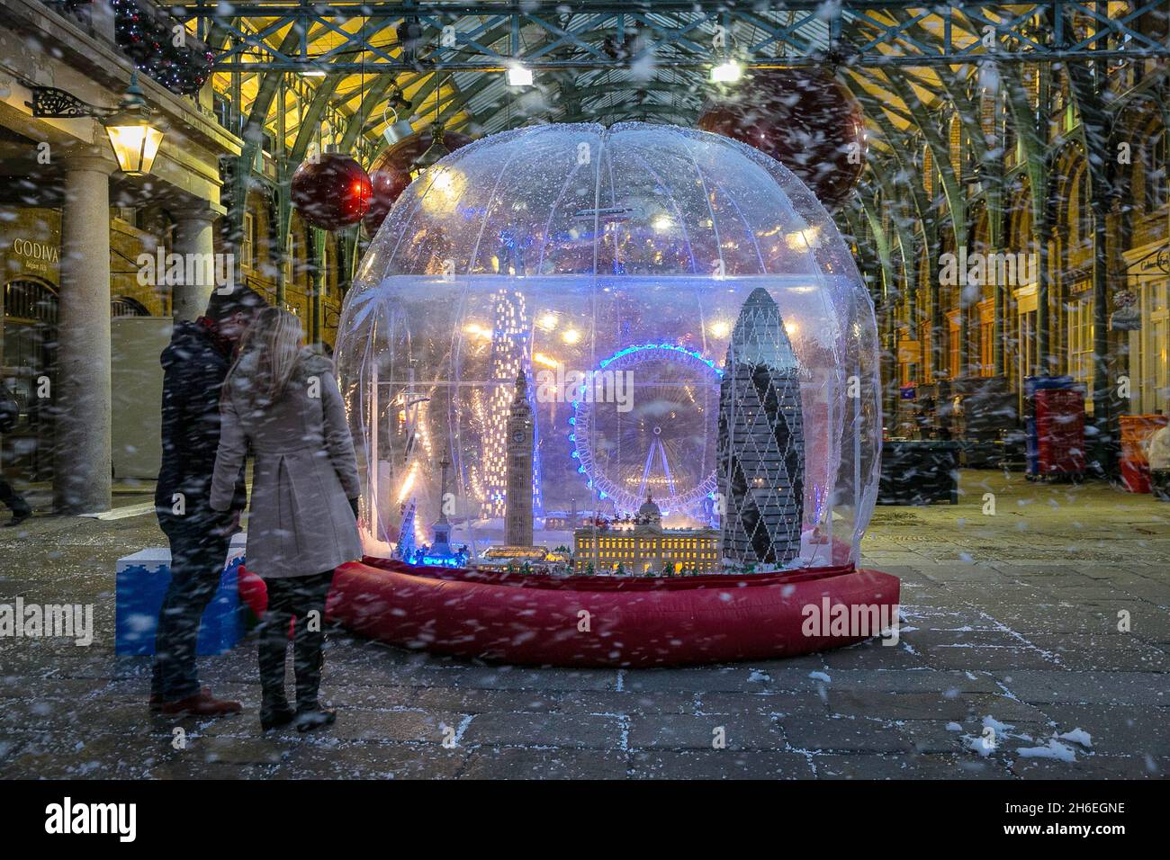 London's first winter "€˜snowfalls"€™ land in Covent Garden'€™s West ...