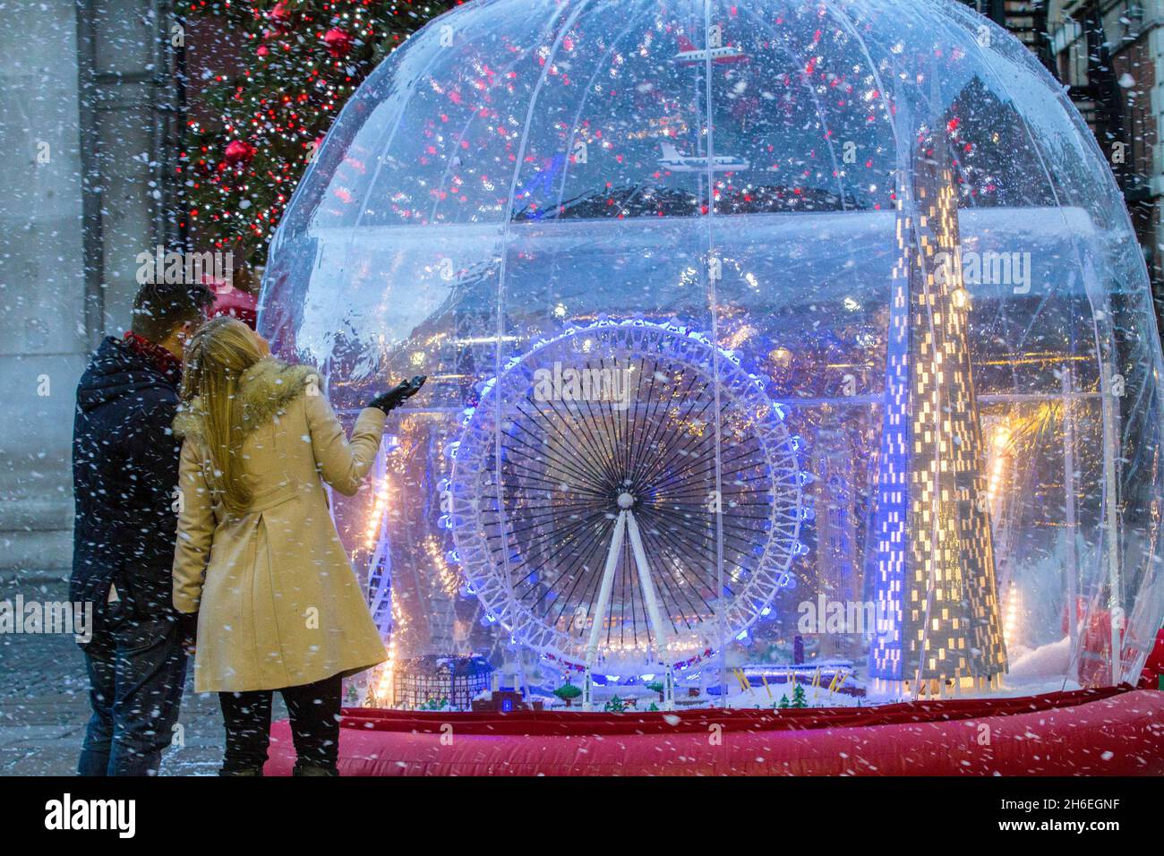 London's first winter "€˜snowfalls"€™ land in Covent Garden'€™s West ...