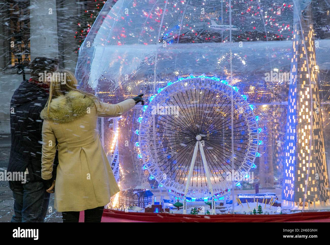 London's first winter "€˜snowfalls"€™ land in Covent Garden'€™s West ...