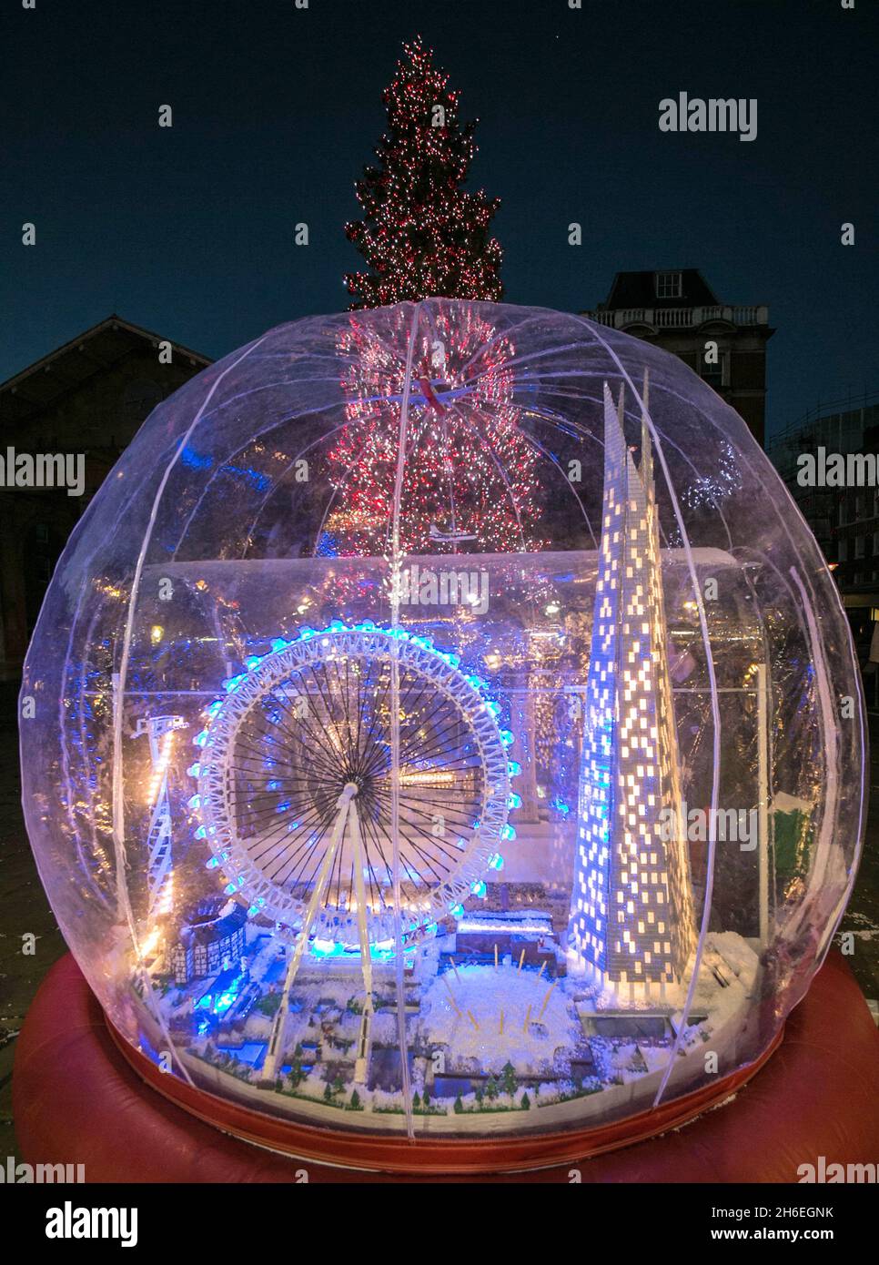 London's first winter "€˜snowfalls"€™ land in Covent Garden'€™s West ...