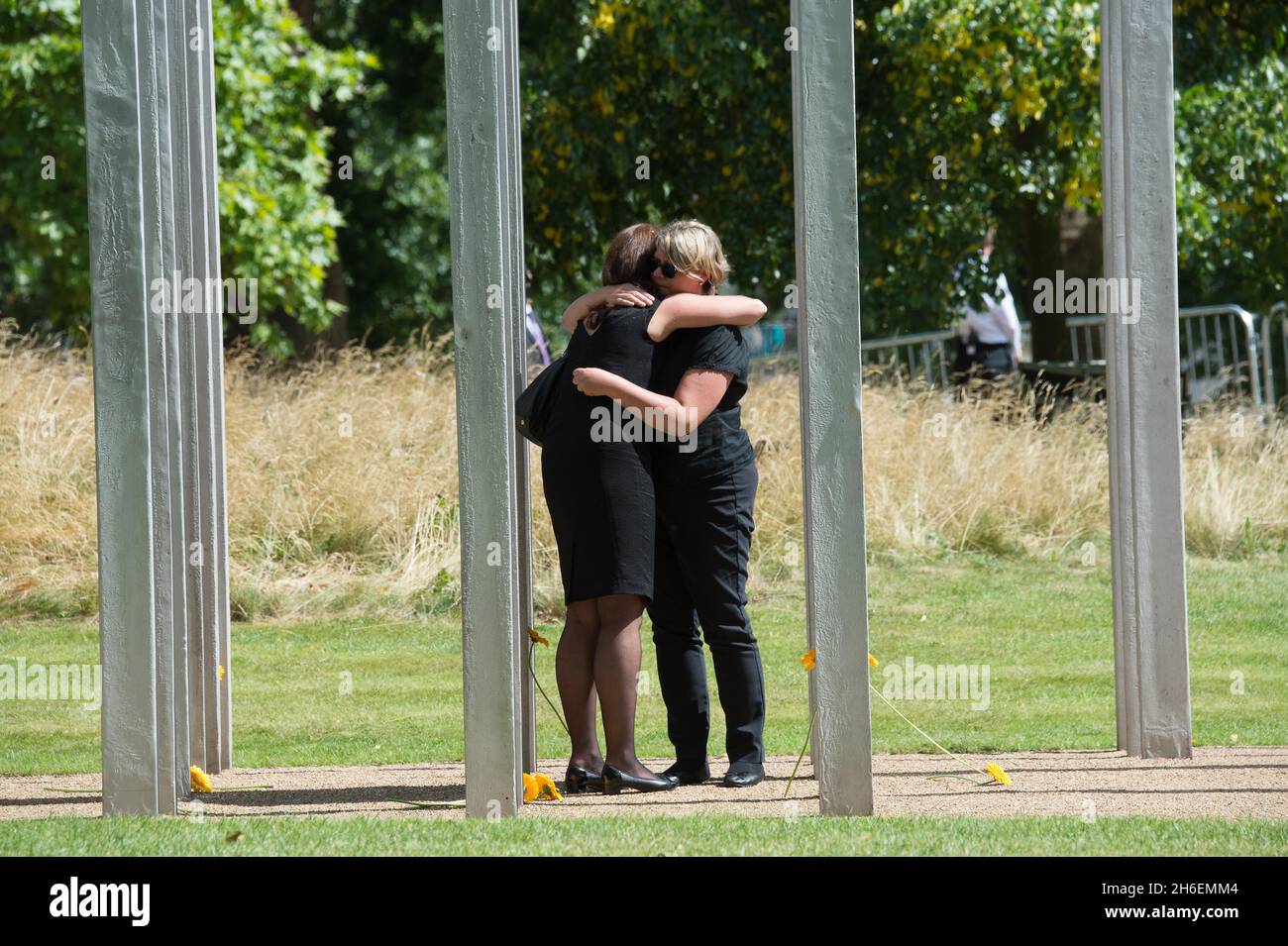 People mourn during the Hyde Park 7/7 Memorial today Stock Photo - Alamy
