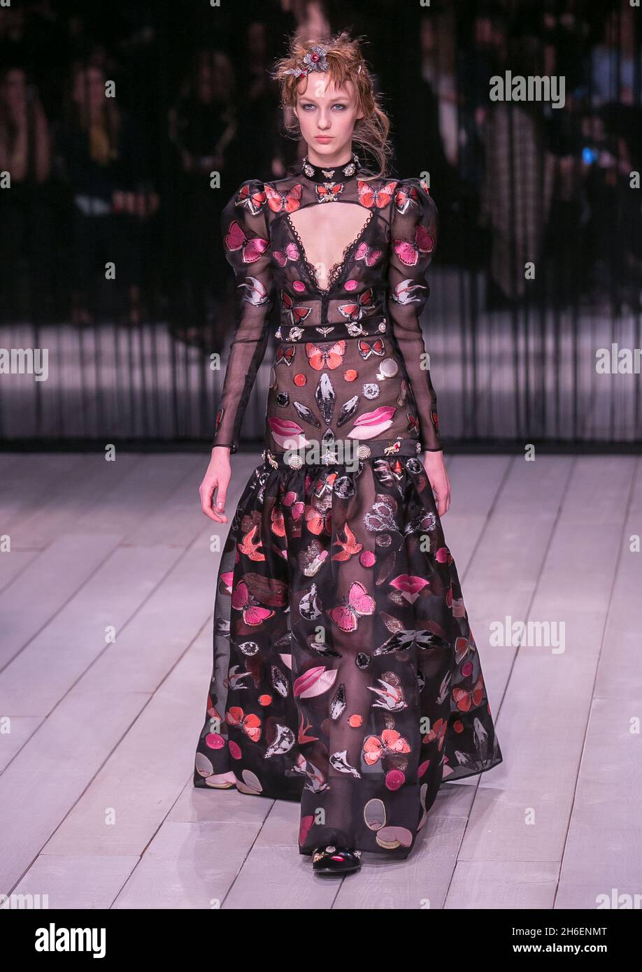 Catwalk model modelling models runway fashion week full length idsok hi ...