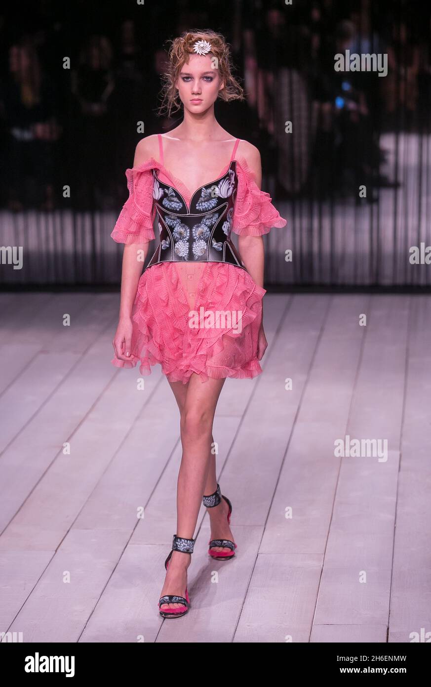 Catwalk model modelling models runway fashion week full length idsok hi ...