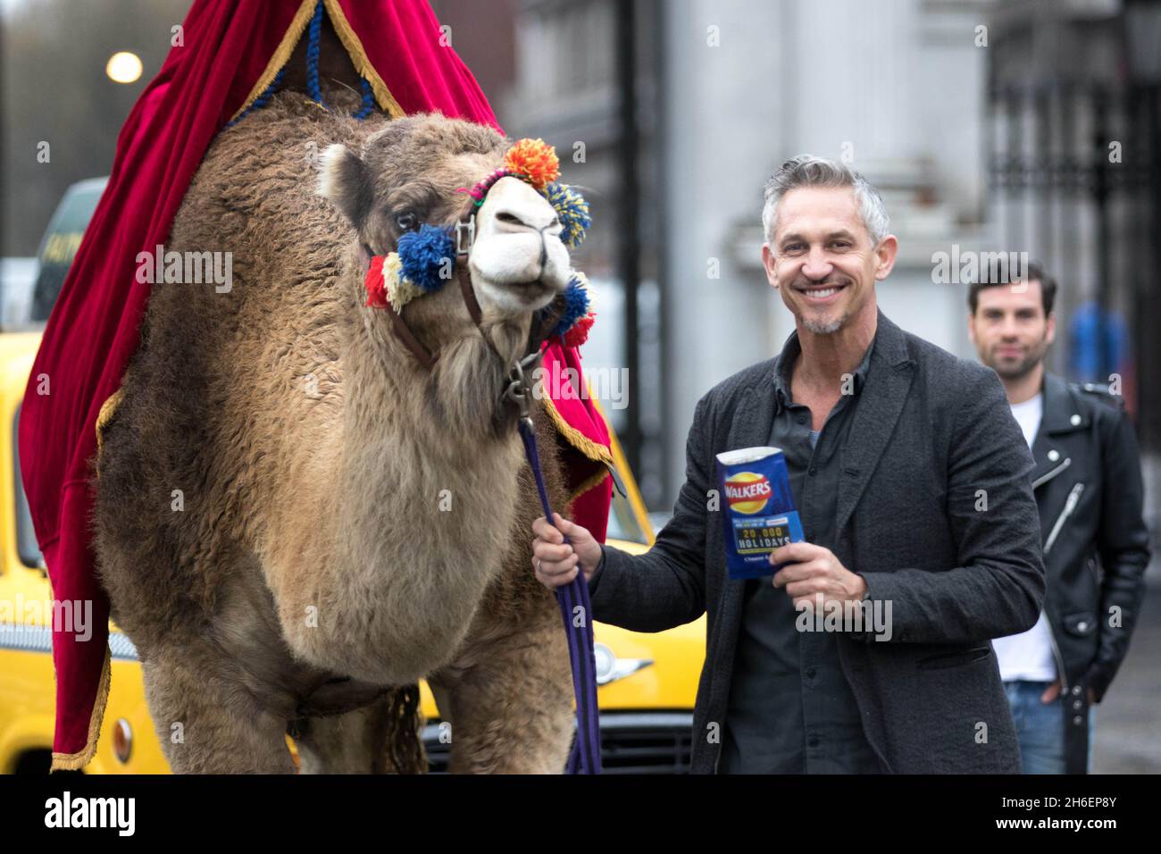 Walkers crisps gary lineker hi-res stock photography and images - Alamy