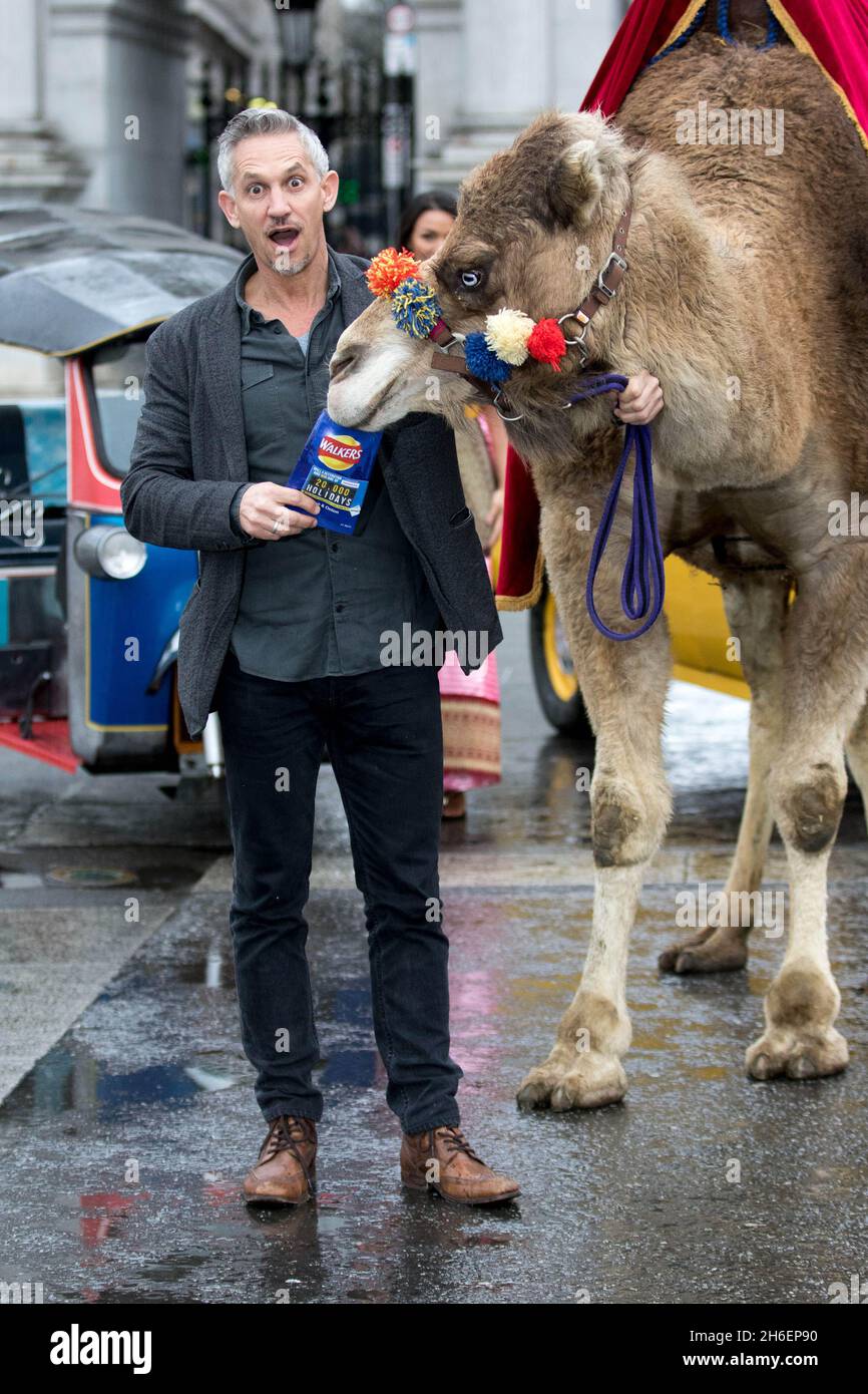 Walkers crisps gary lineker hi-res stock photography and images - Alamy