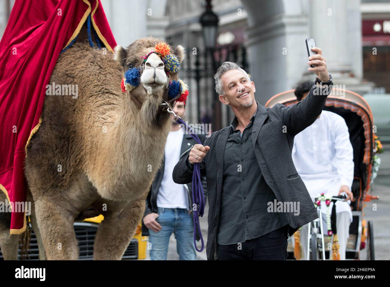 Walkers crisps gary lineker hi-res stock photography and images - Alamy