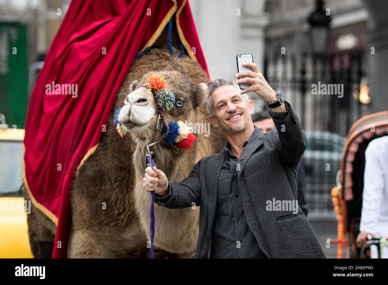Walkers crisps gary lineker hi-res stock photography and images - Alamy