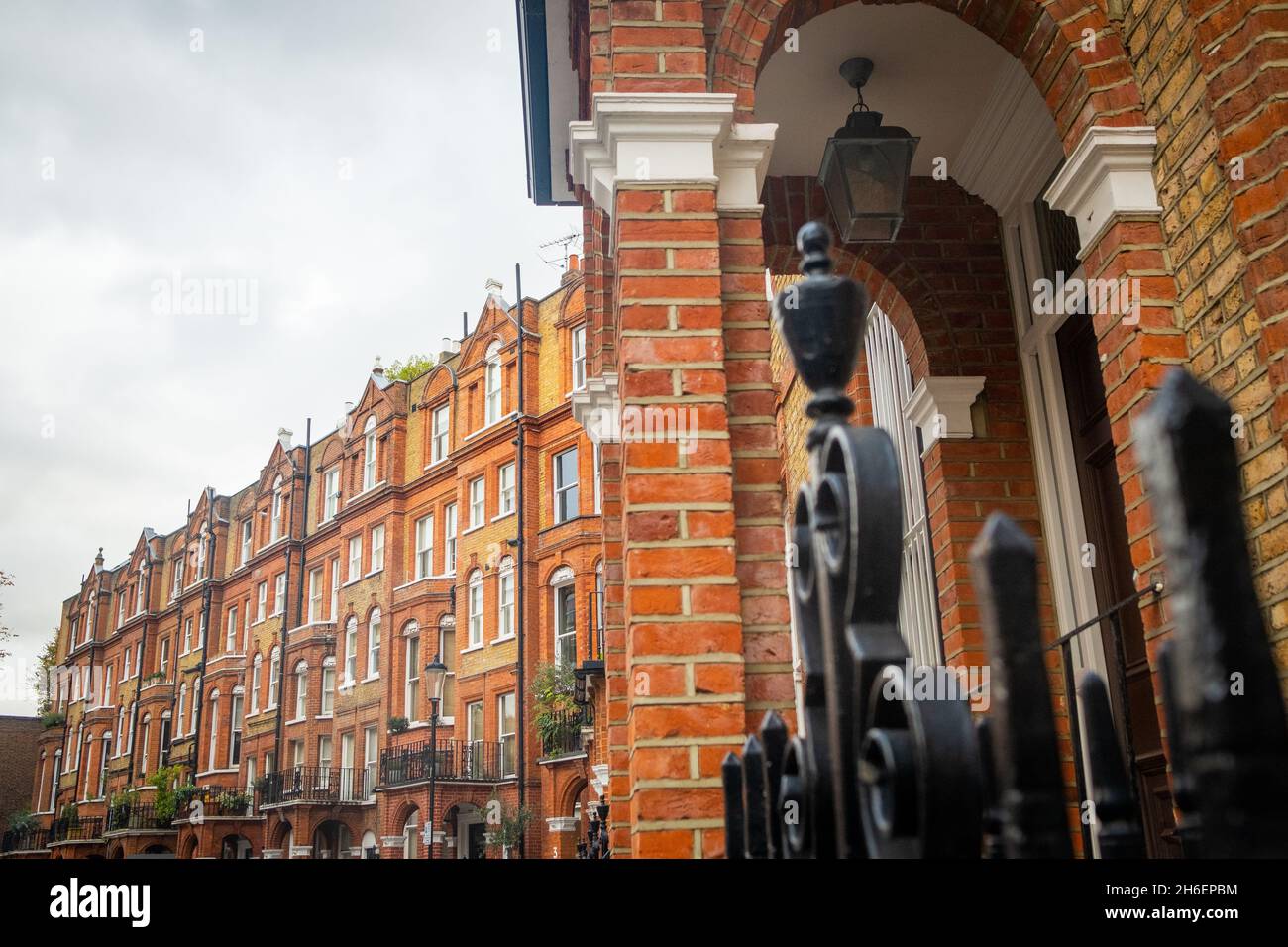 Typical terraced houses england hi-res stock photography and images - Alamy