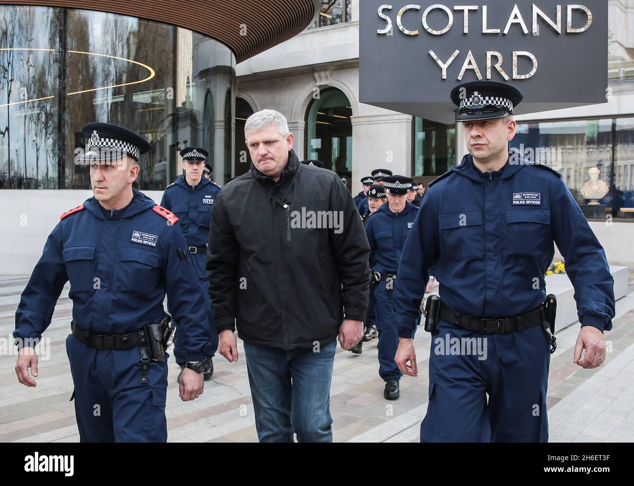 Colleagues pay tribute to murdered Pc Keith Palmer outside New Scotland Yard Stock Photo - Alamy