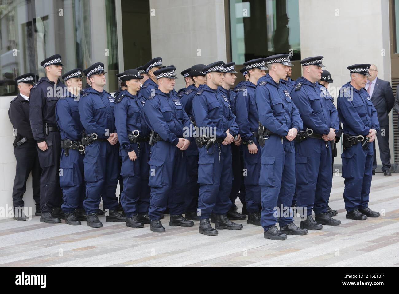 Colleagues pay tribute to murdered Pc Keith Palmer outside New Scotland Yard Stock Photo - Alamy