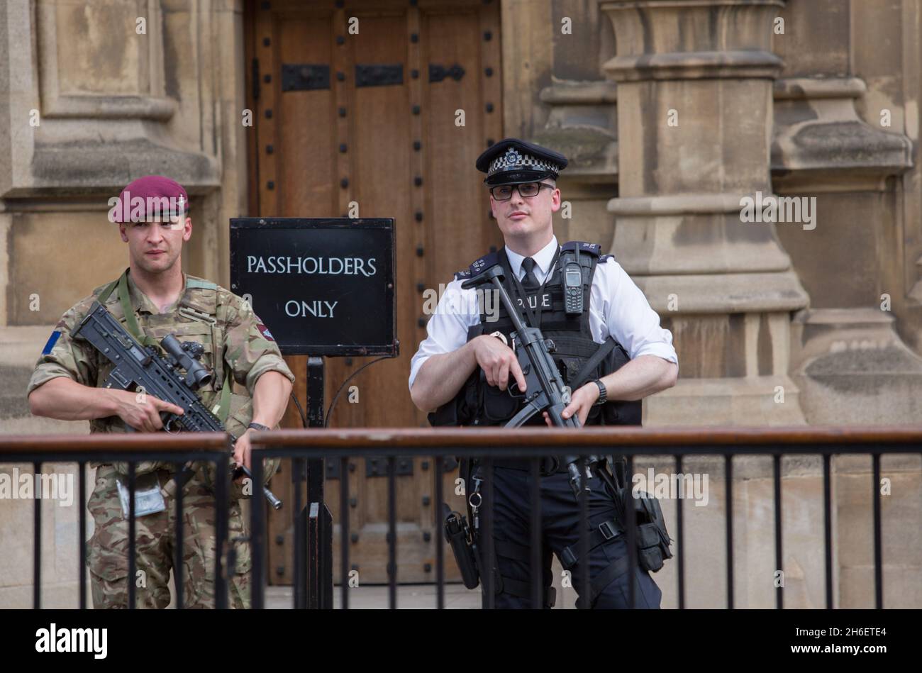 Police guarding house of commons hi-res stock photography and images ...