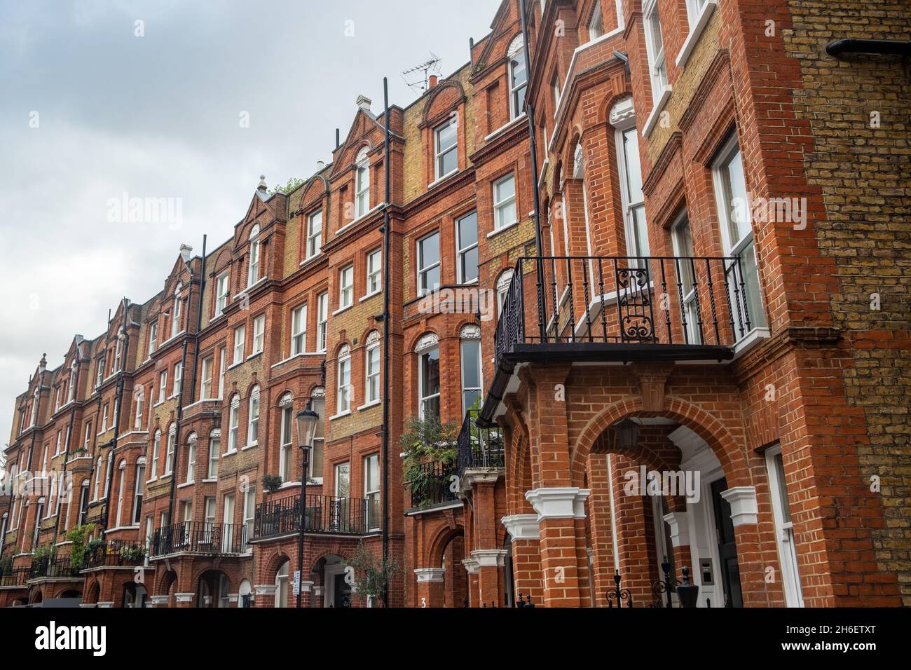 Street of terraced upmarket houses in Kensington, London Stock Photo ...