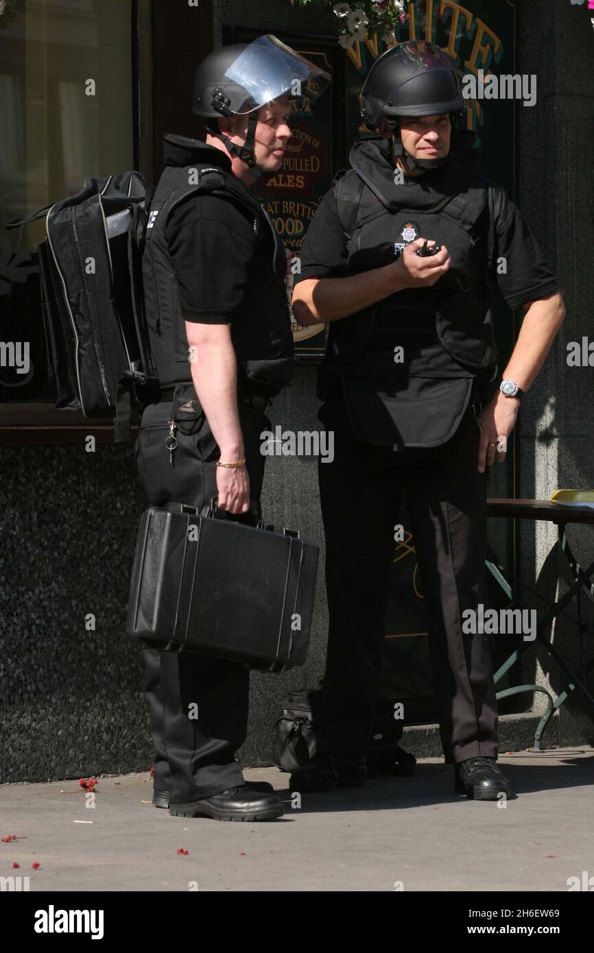 Bomb disposal squad hi-res stock photography and images - Alamy
