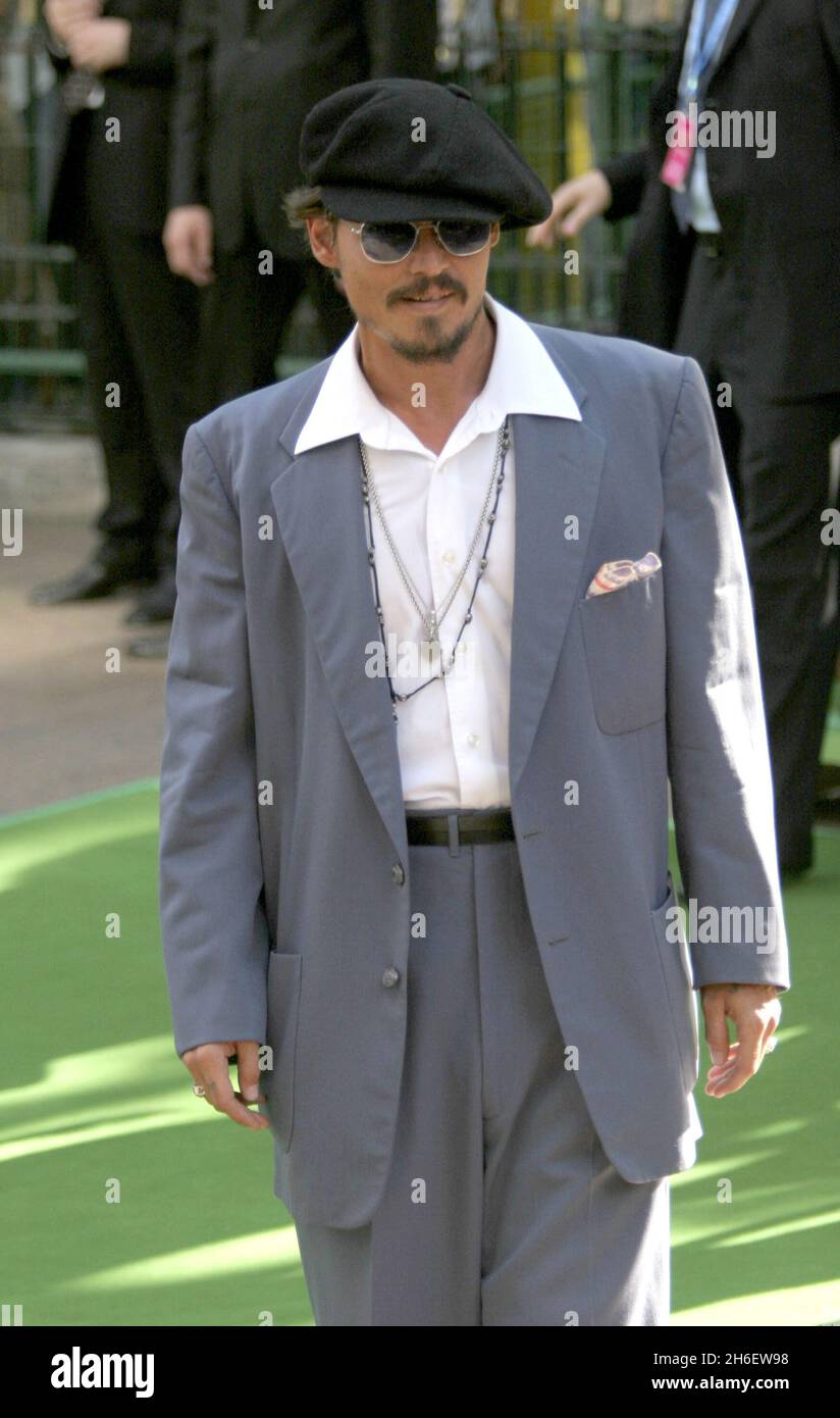 Johnny Depp attends the premiere of Charlie and The Chocolate Factory ...