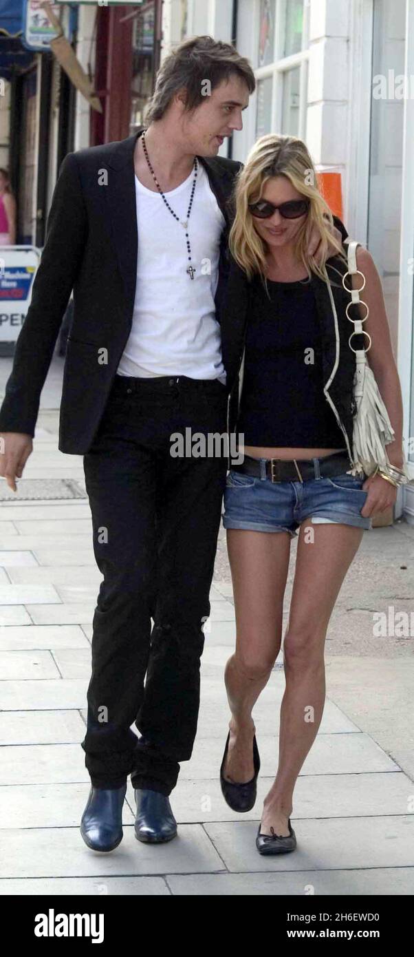 Pete Doherty and Kate Moss leave a restuarant in Primrose Hill, London ...