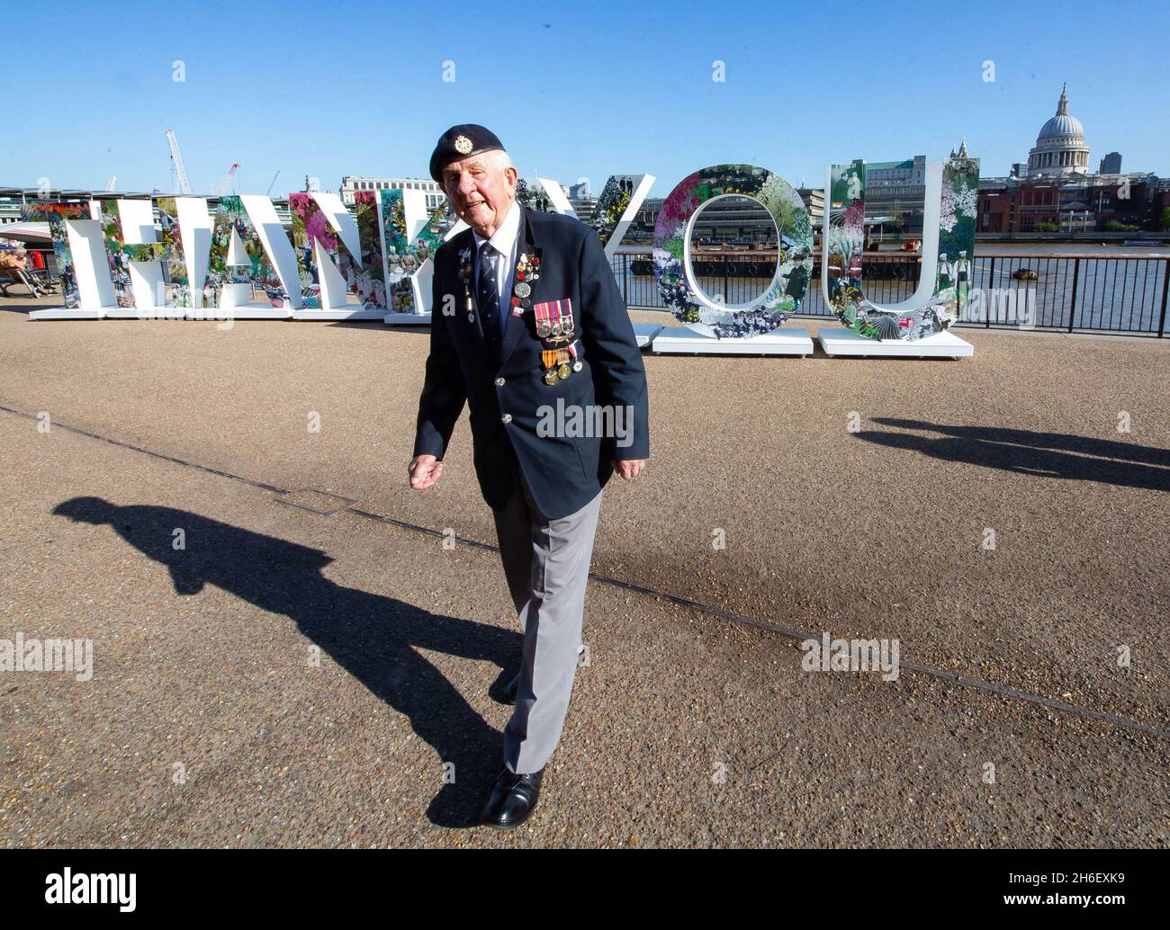 85 year old Veteran Tom Weatherall views the â€˜Thank Youâ ...