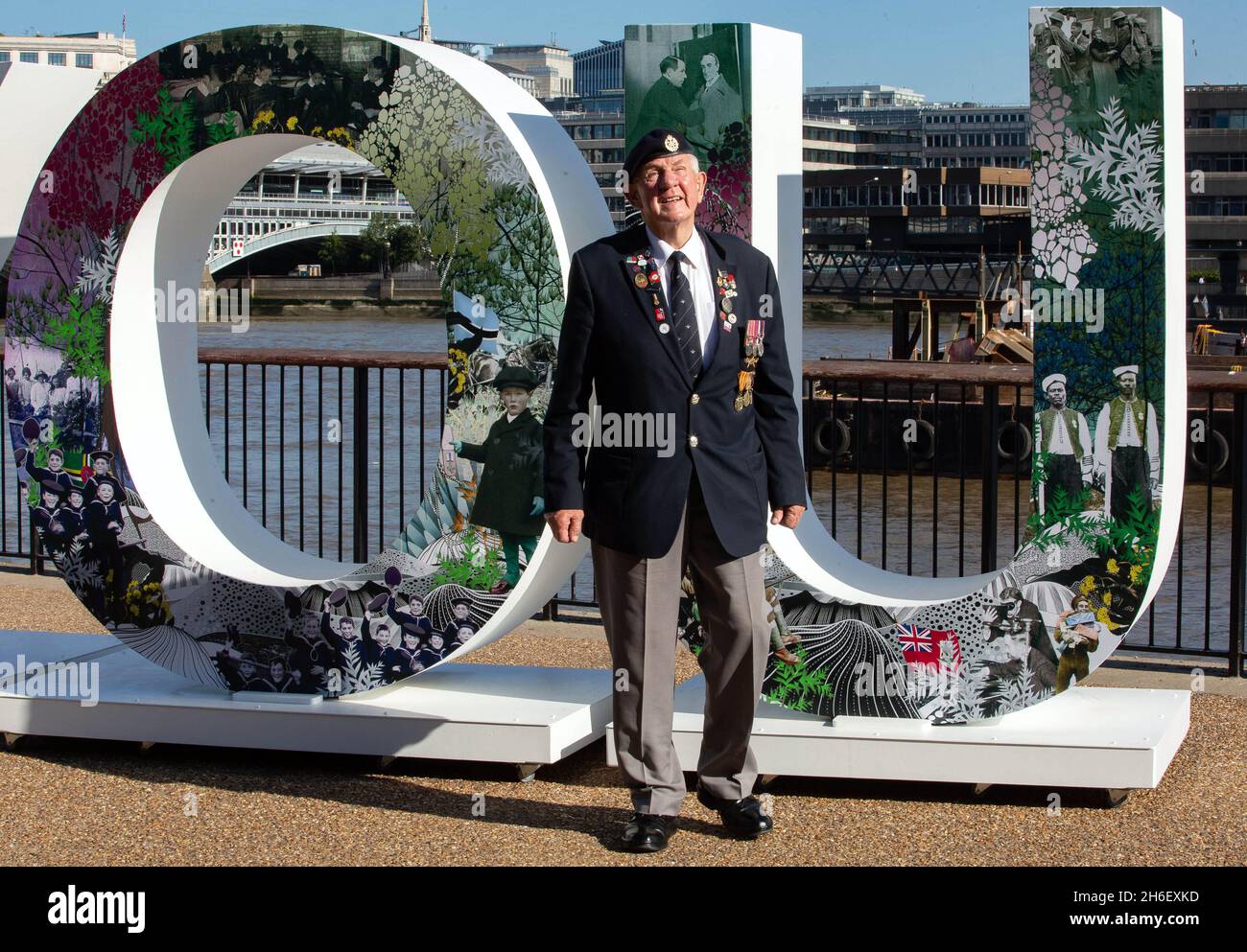 85 year old Veteran Tom Weatherall views the â€˜Thank Youâ ...