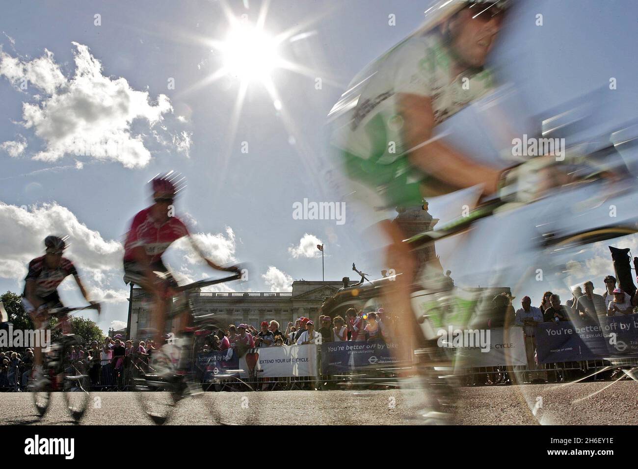 The Tour Of Britain cycle race finishes on the Mall by Buckingham ...