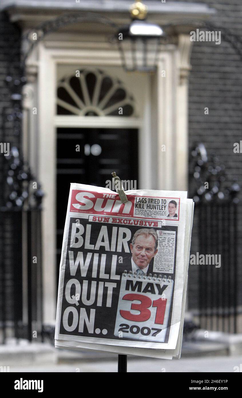 Tony blair and gordon brown newspaper hi-res stock photography and ...