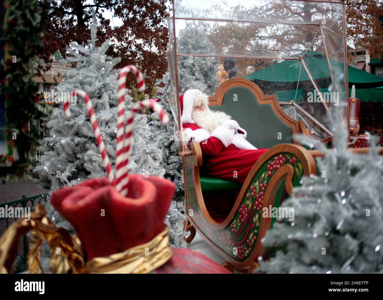 Disney santa 2006 hi-res stock photography and images - Alamy